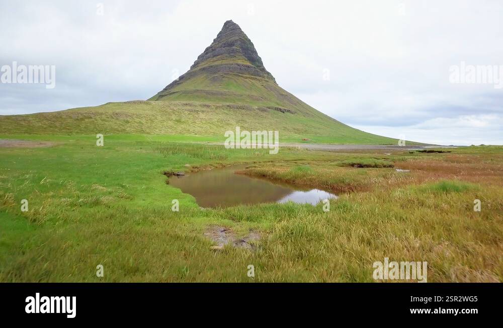 Stunning Icelandic landscape, perfect reflection of Kirkjufell peak ...