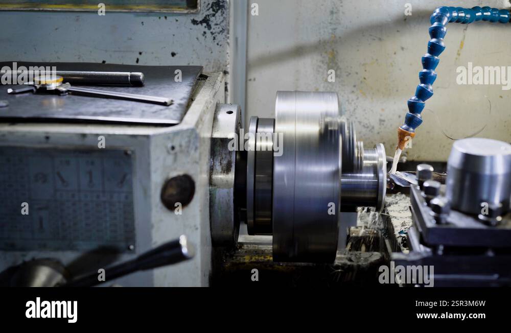 CNC lathe machine Turning machine cutting the metal screw thread part ...