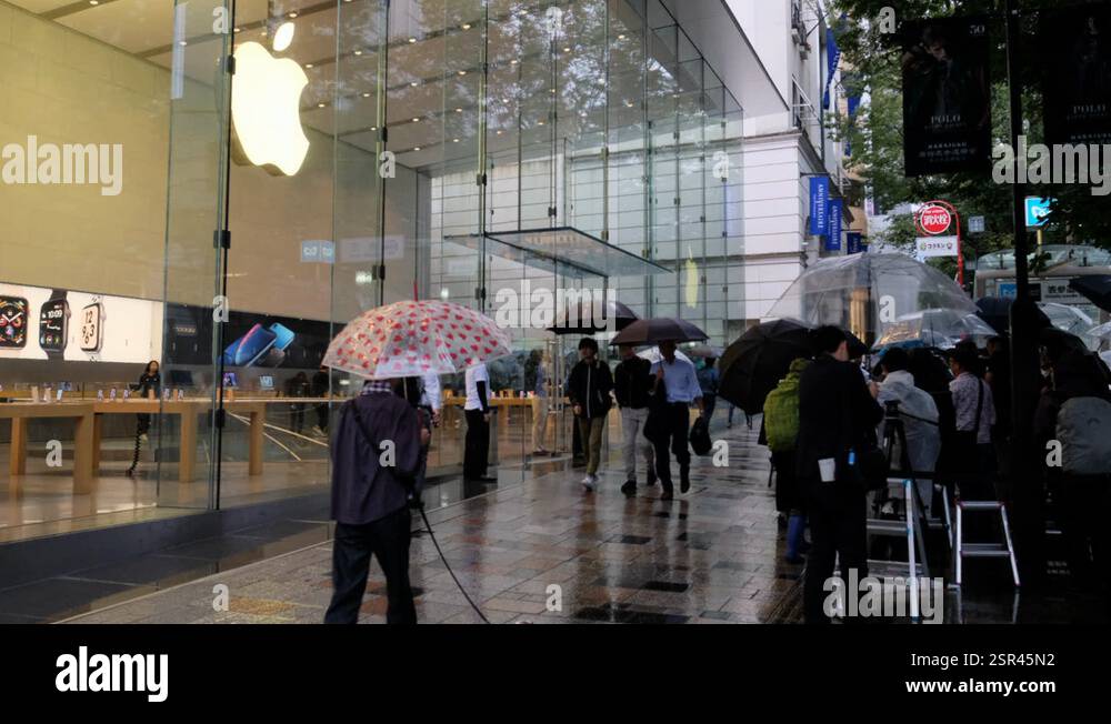 Crowd Outside Apple Store Stock Video Footage - Alamy
