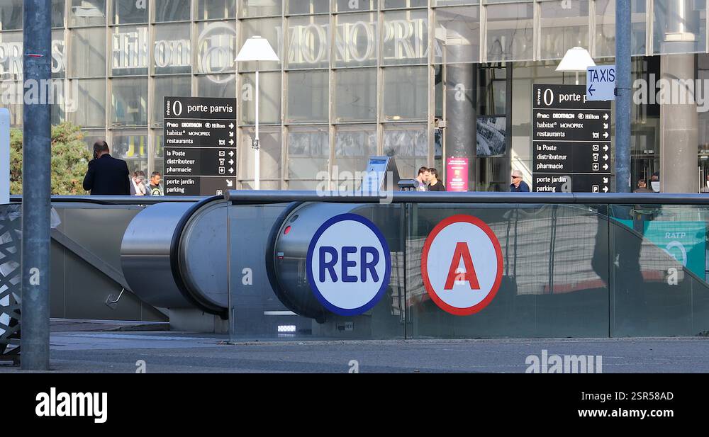 Paris rer a Stock Videos & Footage - HD and 4K Video Clips - Alamy