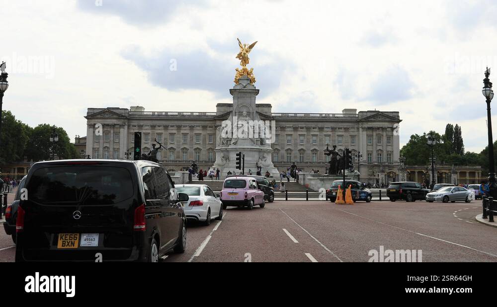 Victoria Memorial Buckingham Palace traffic London England 4K Stock Video Footage - Alamy