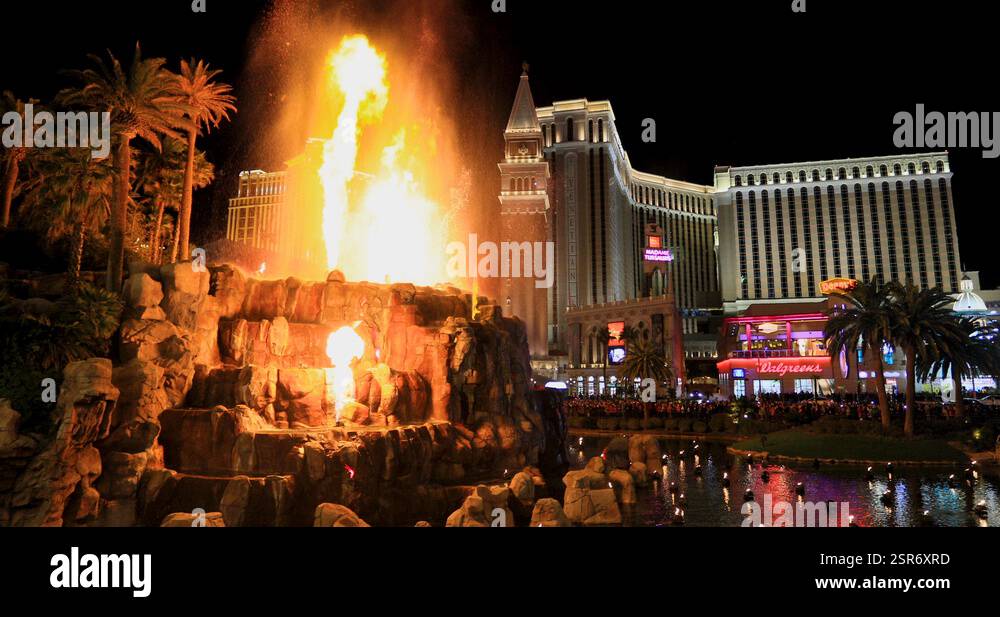 Volcano night fountain Las Vegas Strip resorts fast 4K Stock Video ...