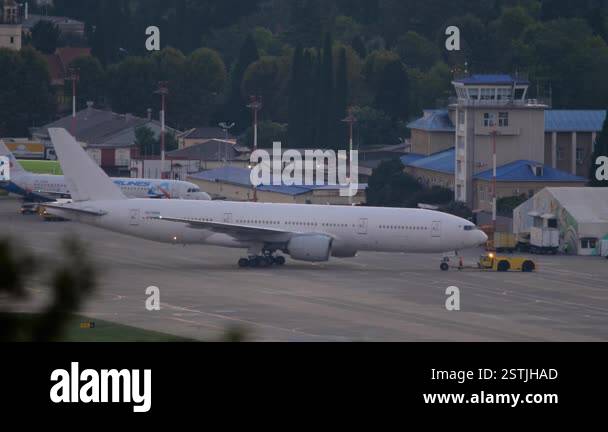 Pulling aircraft Stock Videos & Footage - HD and 4K Video Clips - Alamy