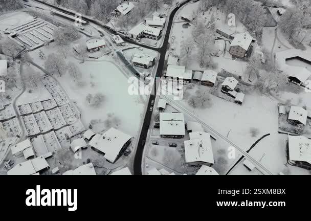 Bayerische Zugspitzbahn Luftaufnahme im Winter bei verschneitem Wetter ...