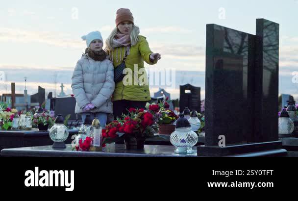 A touching moment at a cemetery reflects the deep connections and ...