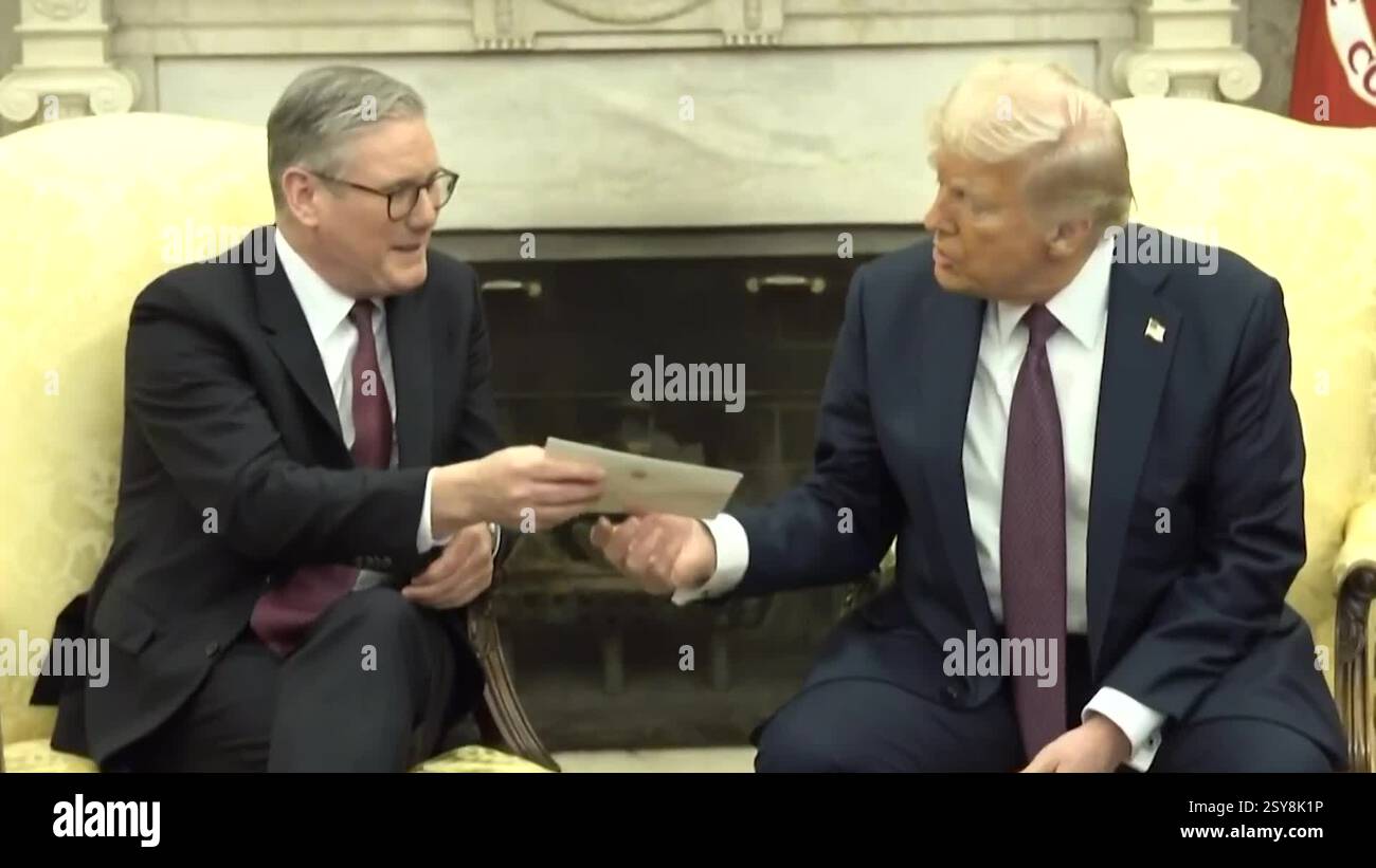 Starmer hands Trump letter from King during Oval Office meeting Stock ...