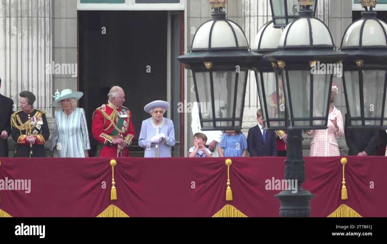 Queen elizabeth ii on the balcony of buckingham palace Stock Videos ...