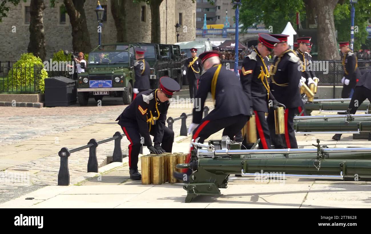 146 rounds fired at Tower of London in Jubilee gun salute Stock Video ...