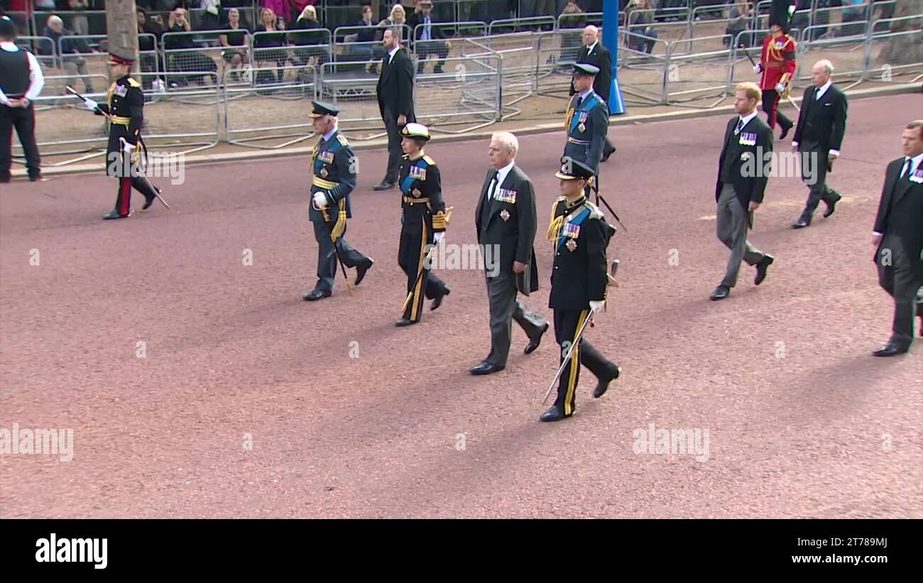 Queen Elizabeth II funeral procession travels through The Mall ...