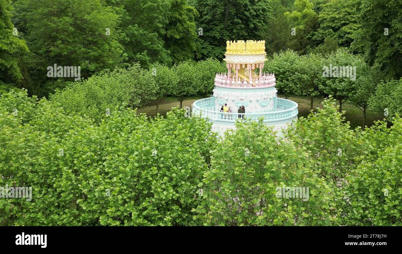 Waddesdon manor wedding cake installation Stock Videos & Footage - HD ...