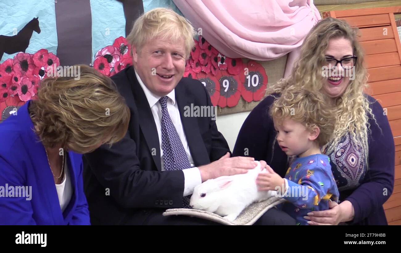 Boris Johnson sings The Wheels On The Bus during school visit Stock ...