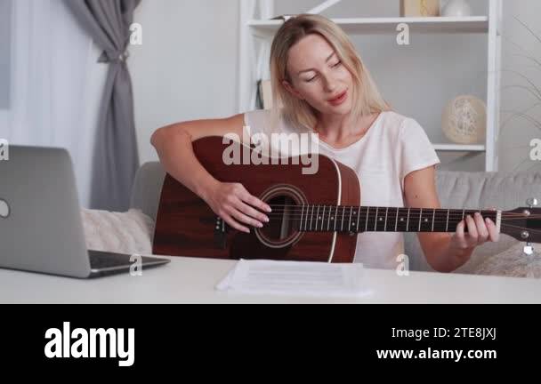 Tutorial lesson Stock Videos & Footage - HD and 4K Video Clips - Alamy
