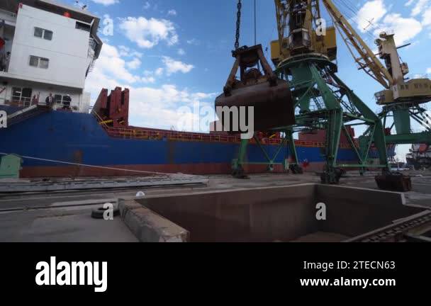 Grain transshipment from container to ship cargo holds with double rope ...
