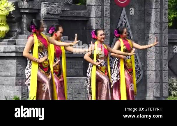 Indonesian perform gambang tayub dance to commemorate world dance day ...