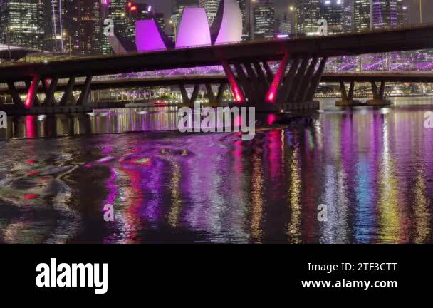 Night Singapore. Benjamin Sheares Bridge at Marina Bay and ArtScience ...