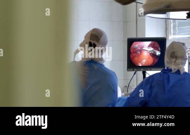 The doctor performs a surgical operation to remove the tumor. Hirrurg ...