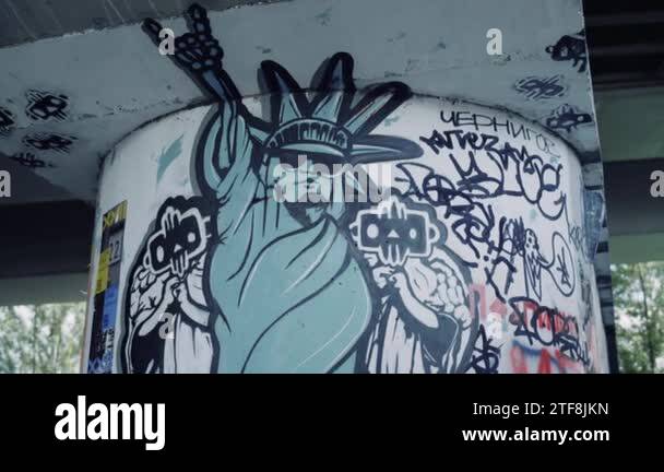 Graffiti on statue Stock Videos & Footage - HD and 4K Video Clips - Alamy