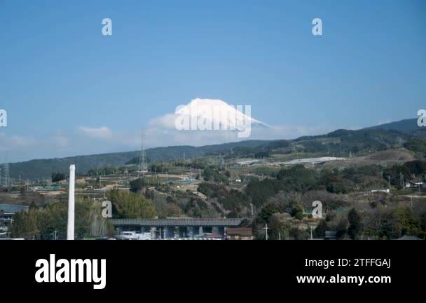 Beautiful landscape view of iconic Mt Fuji from a Nozomi shinkansen ...