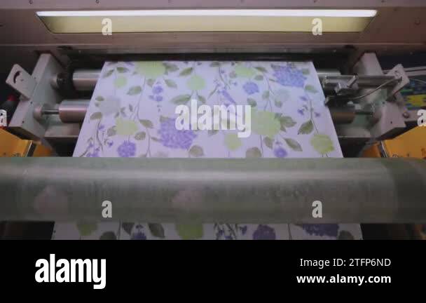Production of wallpaper on a conveyor line, production of wallpaper ...