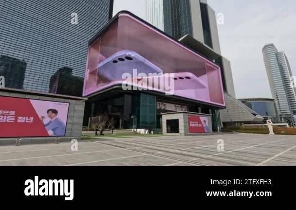 Samsung Galaxy S22 Ultra commercial on Artium Coex curved display next ...