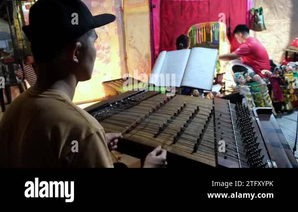 Wood puppet Stock Videos & Footage - HD and 4K Video Clips - Alamy