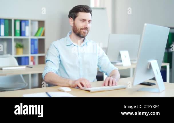 Employee job done Satisfied office worker leaning back businessman ...