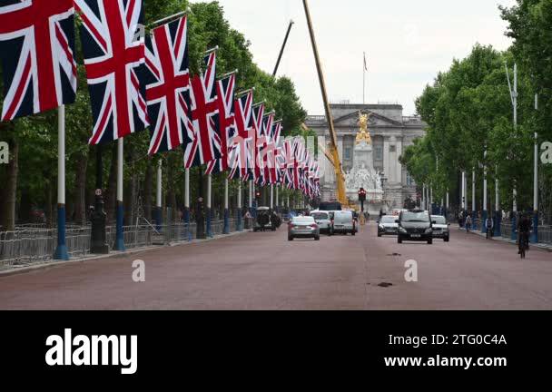 Buckingham palace with a union jack Stock Videos & Footage - HD and 4K ...