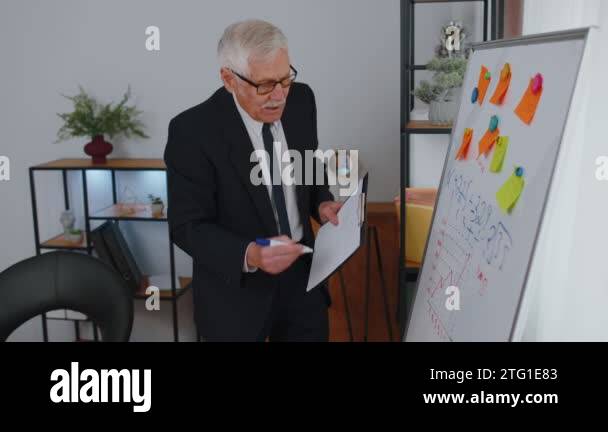 Explain speaker Stock Videos & Footage - HD and 4K Video Clips - Alamy