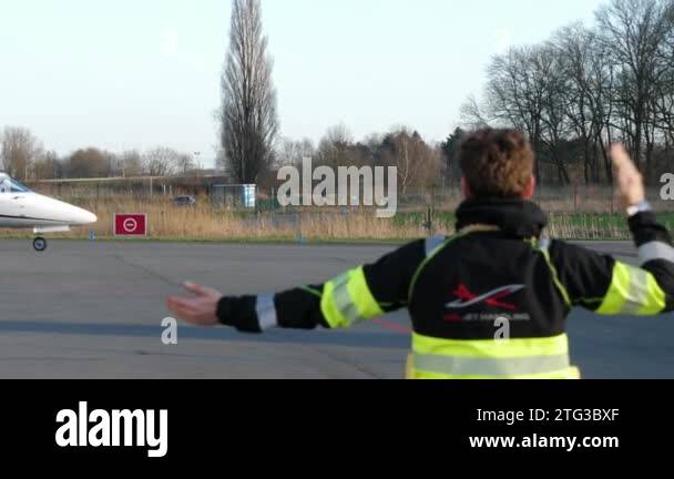 Aircraft Marshall using Hand sign for Bombardier Learjet Air Service ...