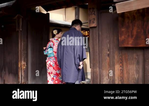 Japanese couple entering a traditional japanese merchant house in Kyoto ...