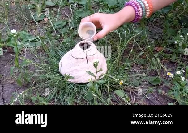 science experiment volcano eruption with baking soda, dye and vinegar ...