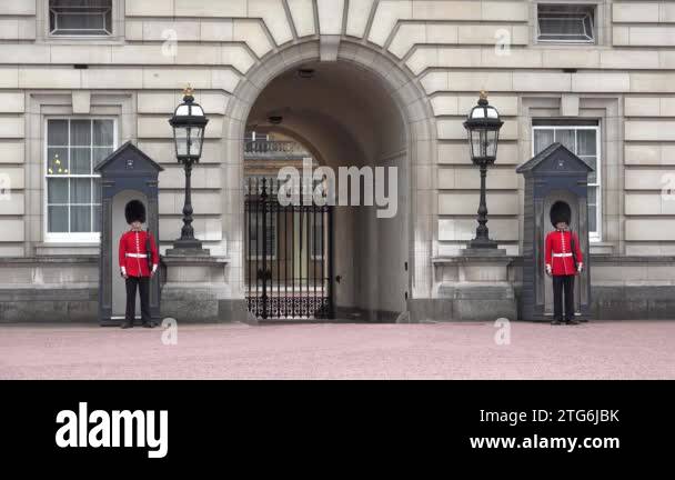London Buckingham Palace, Armed English Guard Marching and Guarding ...