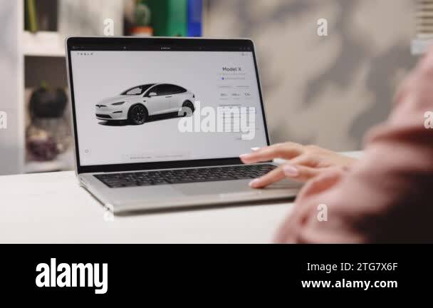 Car buying laptop Stock Videos & Footage - HD and 4K Video Clips - Alamy