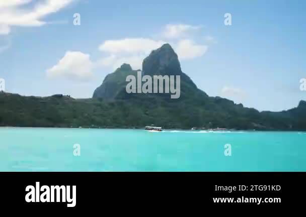 Turquoise blue lagoon in Bora Bora, Tahiti, French Polynesia. Cruising ...