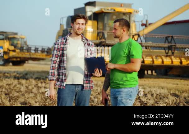 Farmer, logistics agent sign agreement on grain supply, shake hands in ...