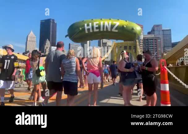 People crowd enjoy during pickelsburgh pickle food festival in ...