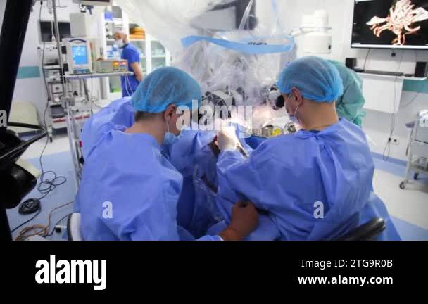 KYIV, UKRAINE - MAY 25, 2022: The neurosurgeon performs ventriculo ...