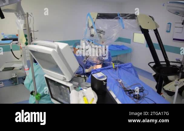 KYIV, UKRAINE - MAY 25, 2022: The neurosurgeon performs ventriculo ...