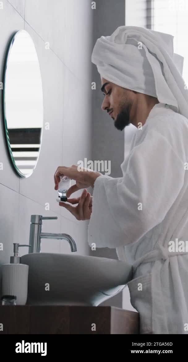 Man arabic robe Stock Videos & Footage - HD and 4K Video Clips - Alamy