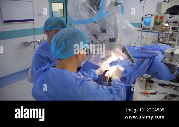 KYIV, UKRAINE - MAY 25, 2022: The neurosurgeon performs ventriculo ...