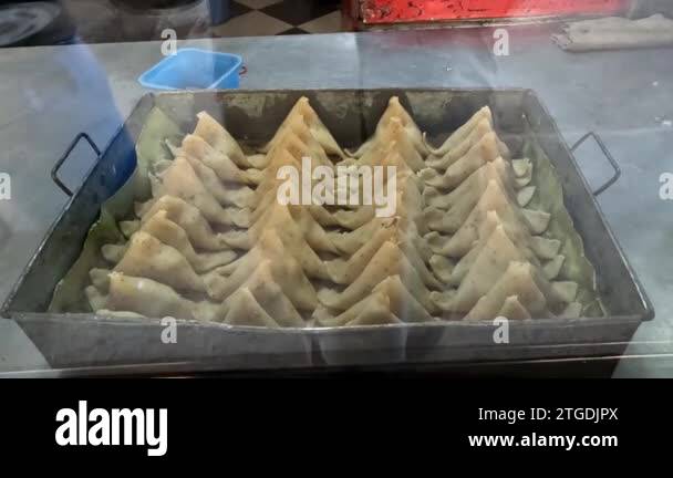 Samosa in tray Stock Videos & Footage - HD and 4K Video Clips - Alamy