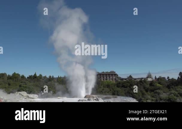 Geysir im Whakarewarewa Geothermalfeld in Rotorua Neuseeland in Slo ...
