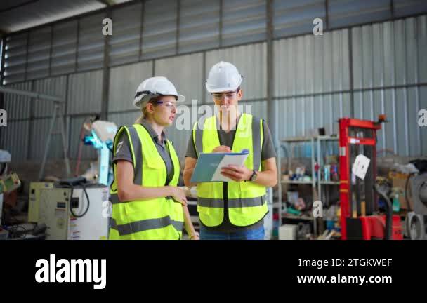 Engineer instruction Stock Videos & Footage - HD and 4K Video Clips - Alamy