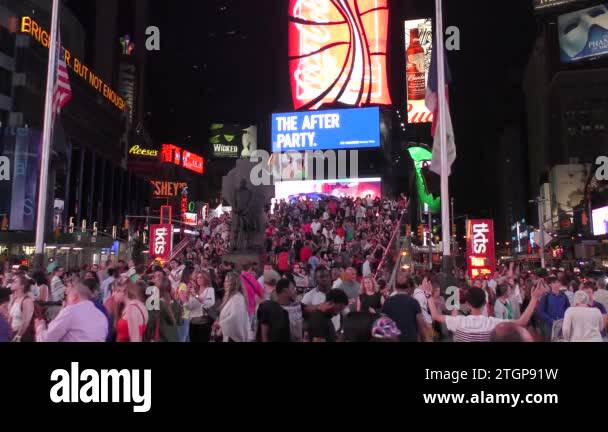 Manhattan skyline and Times Square at night, as seen from Brooklyn, New ...