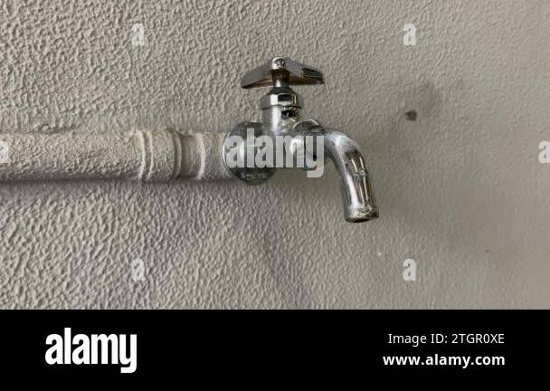 A tap where no water comes out, with high temperatures the water crisis ...
