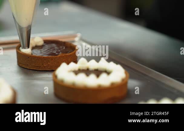 Baker piping cakes Stock Videos & Footage - HD and 4K Video Clips - Alamy