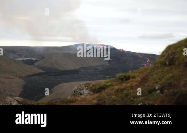 4K footage of Fagradalsfjall active volcano eruption in Geldingadalir ...
