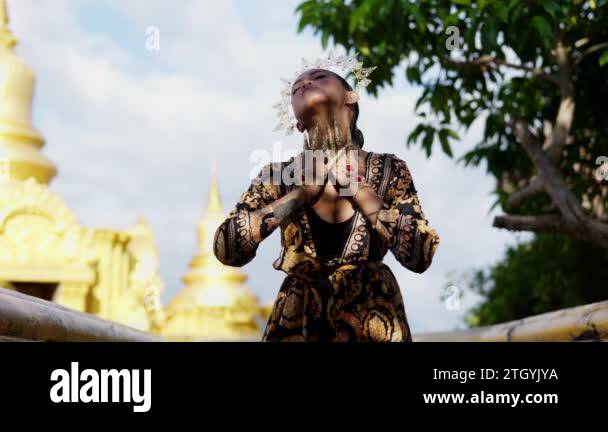 Gold fingertips Stock Videos & Footage - HD and 4K Video Clips - Alamy