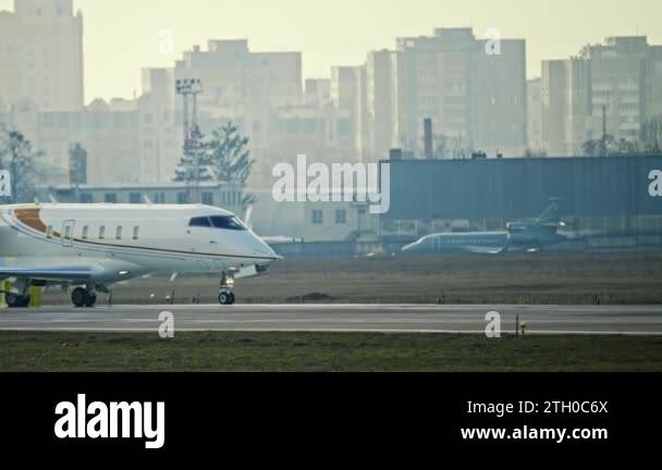 Cessna 172 ground Stock Videos & Footage - HD and 4K Video Clips - Alamy