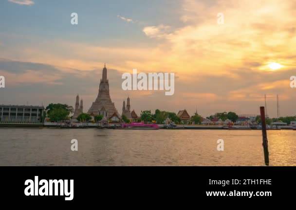 time lapse scenery sunset at large illuminated temple Wat Arun ...